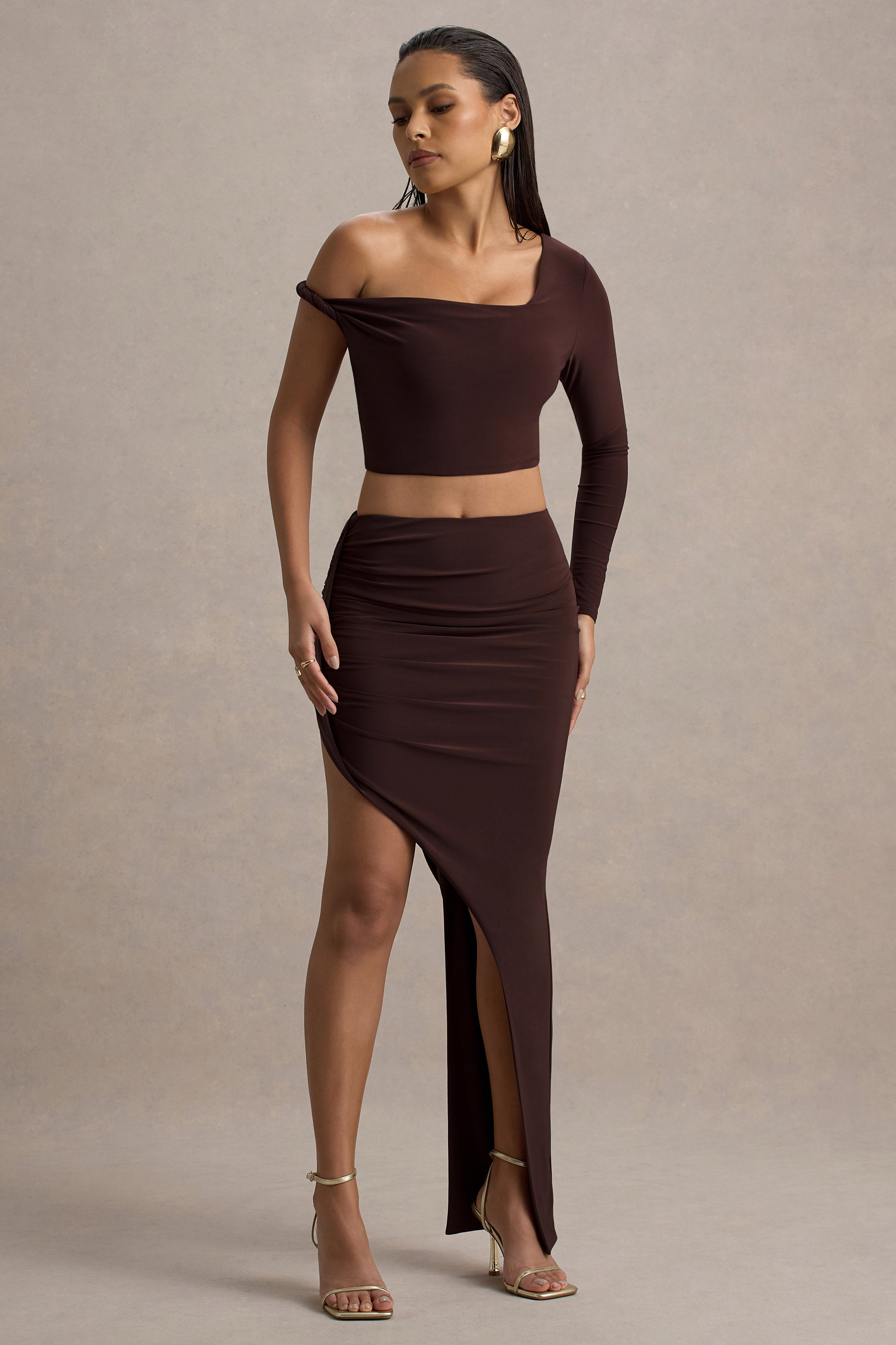 Gabbi | Brown Twisted Asymmetric One-Sleeve Crop Top – Club L London